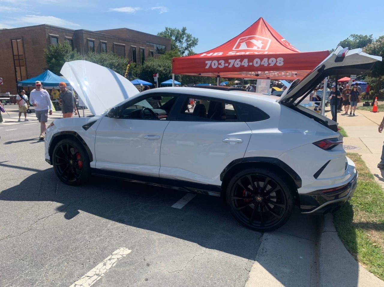 Custom C8 Hood? This C8 looked pretty modded on the outside + bunch of ...