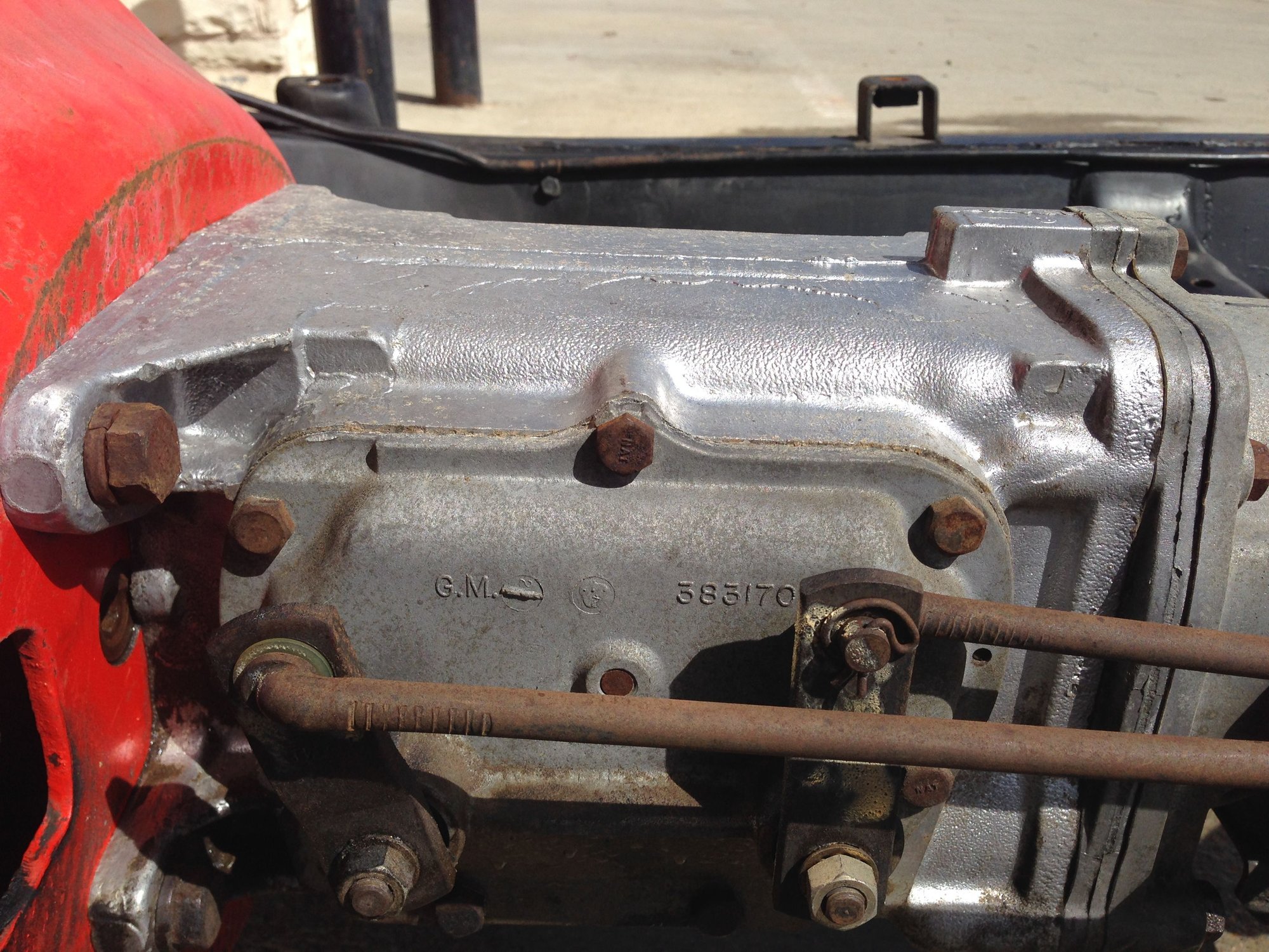 Can anyone identify the transmission on this L78 396 Vette ...