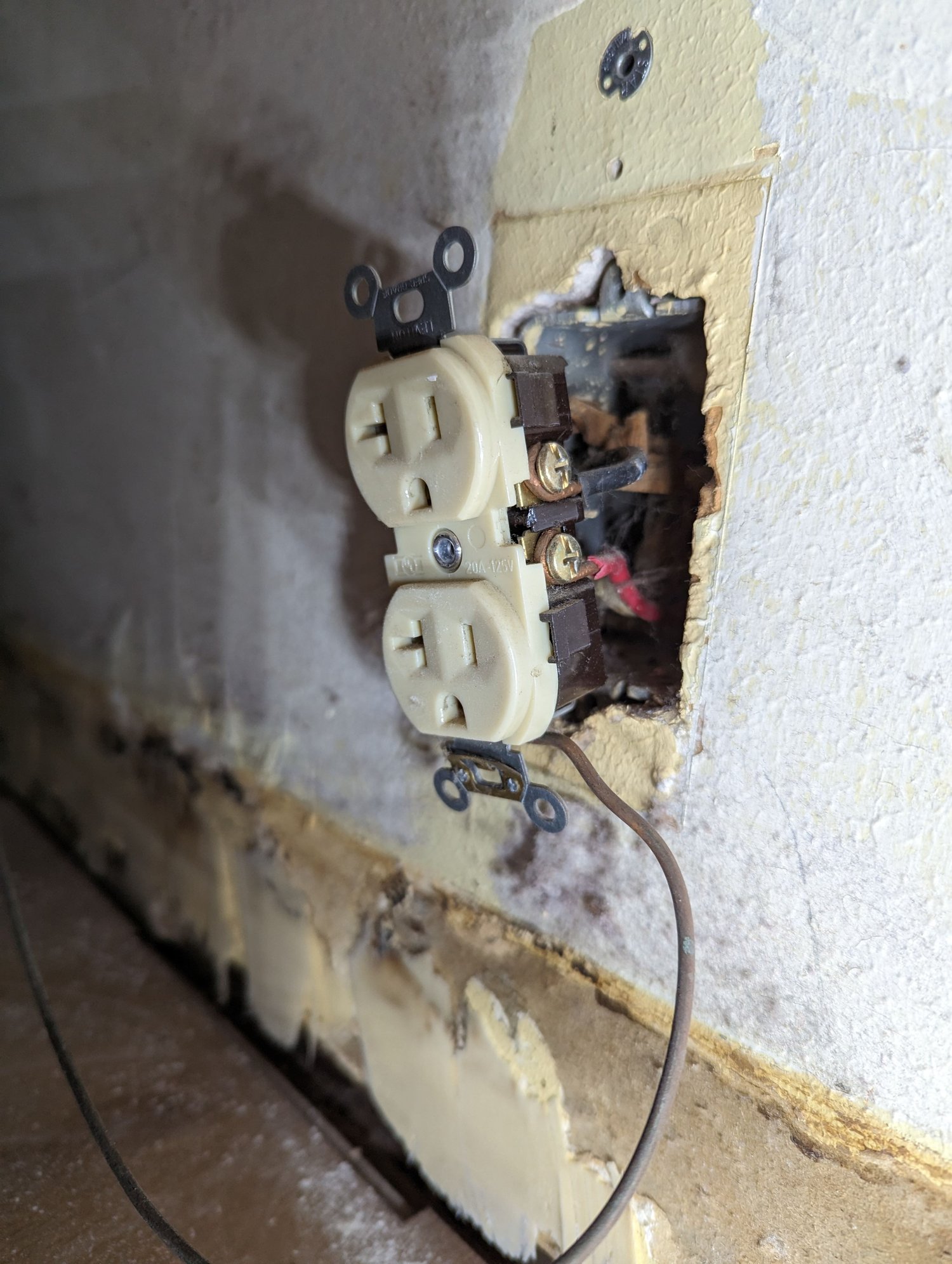 Receptacle Wiring mystery - DoItYourself.com Community Forums