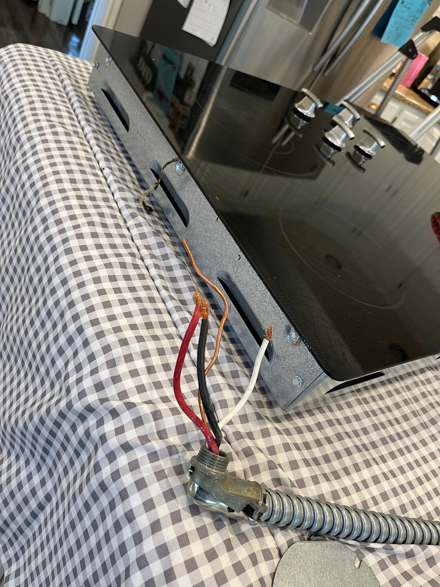 Installing new 240v cooktop but wire colors are different on house ...