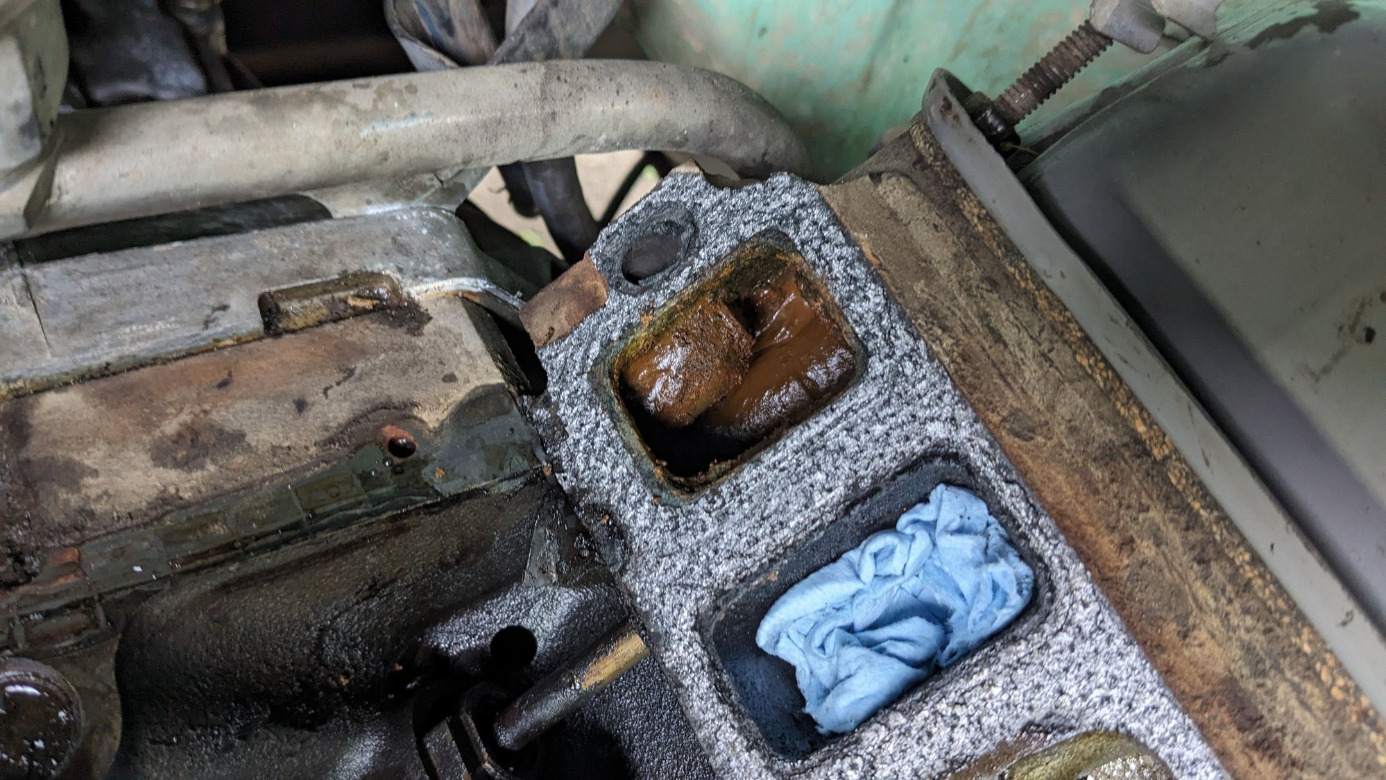 Intake manifold: broken bolt and what to do while it's open? - Ford ...