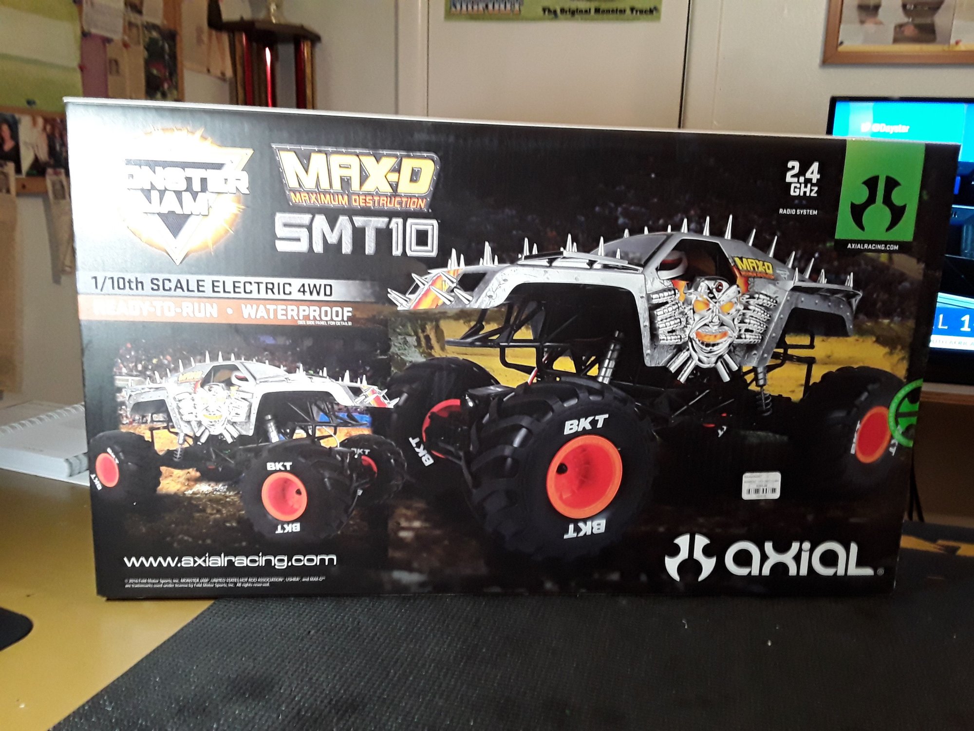 Brand new in box smt10 max d truck - R/C Tech Forums