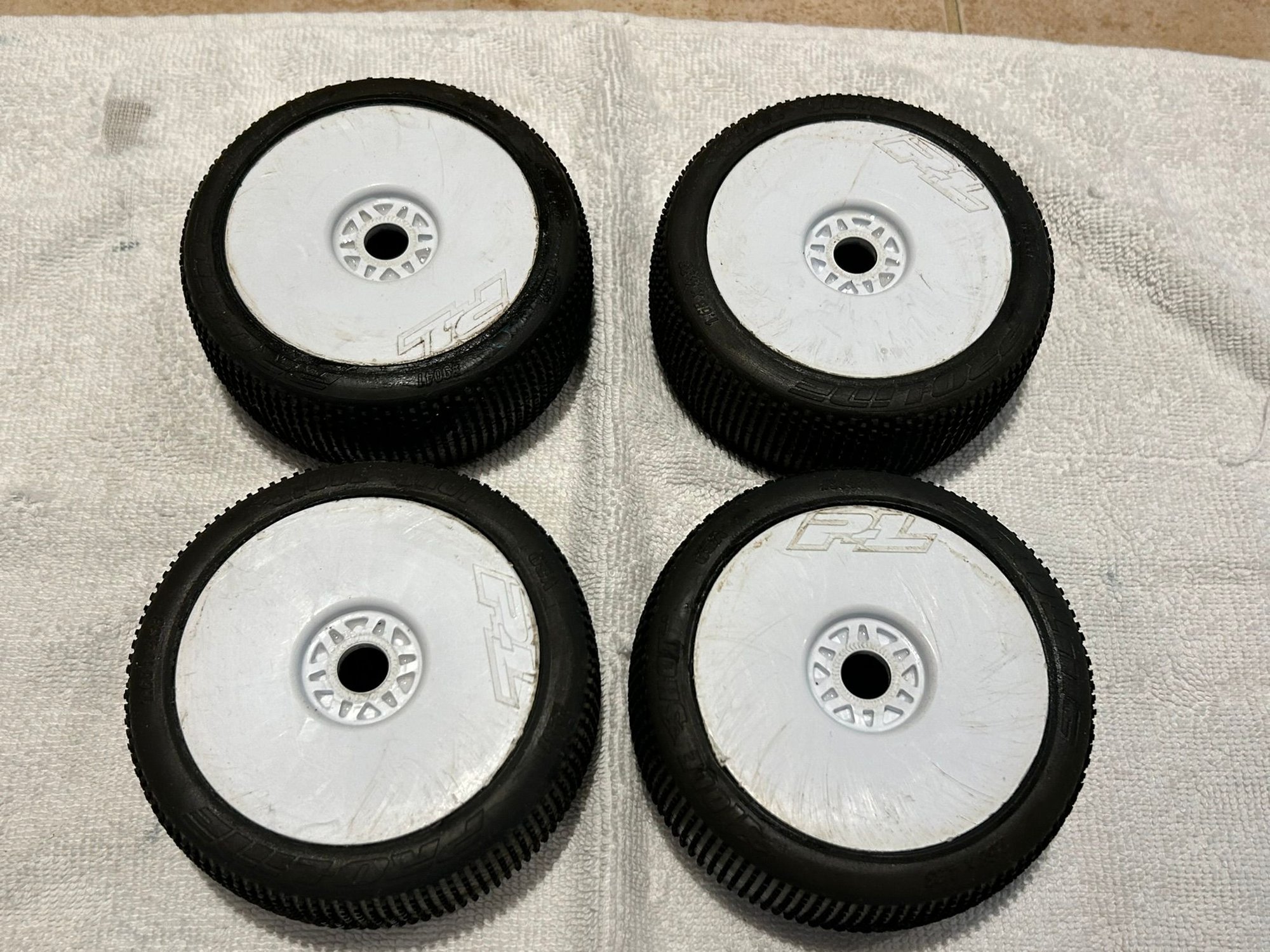 Proline Holeshots - M3 Compound - for buggy on white - R/C Tech Forums